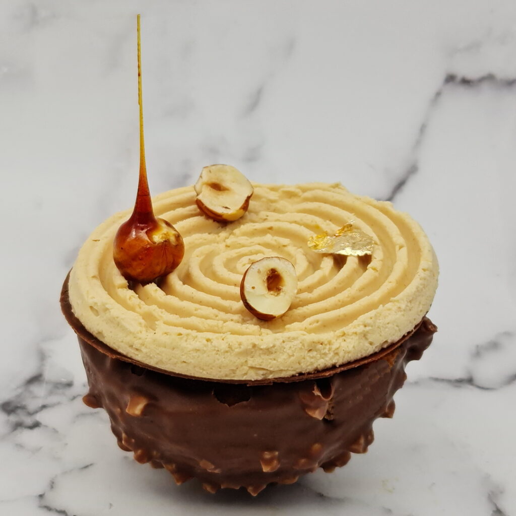 Gâteau praliné avec crème au beurre praliné