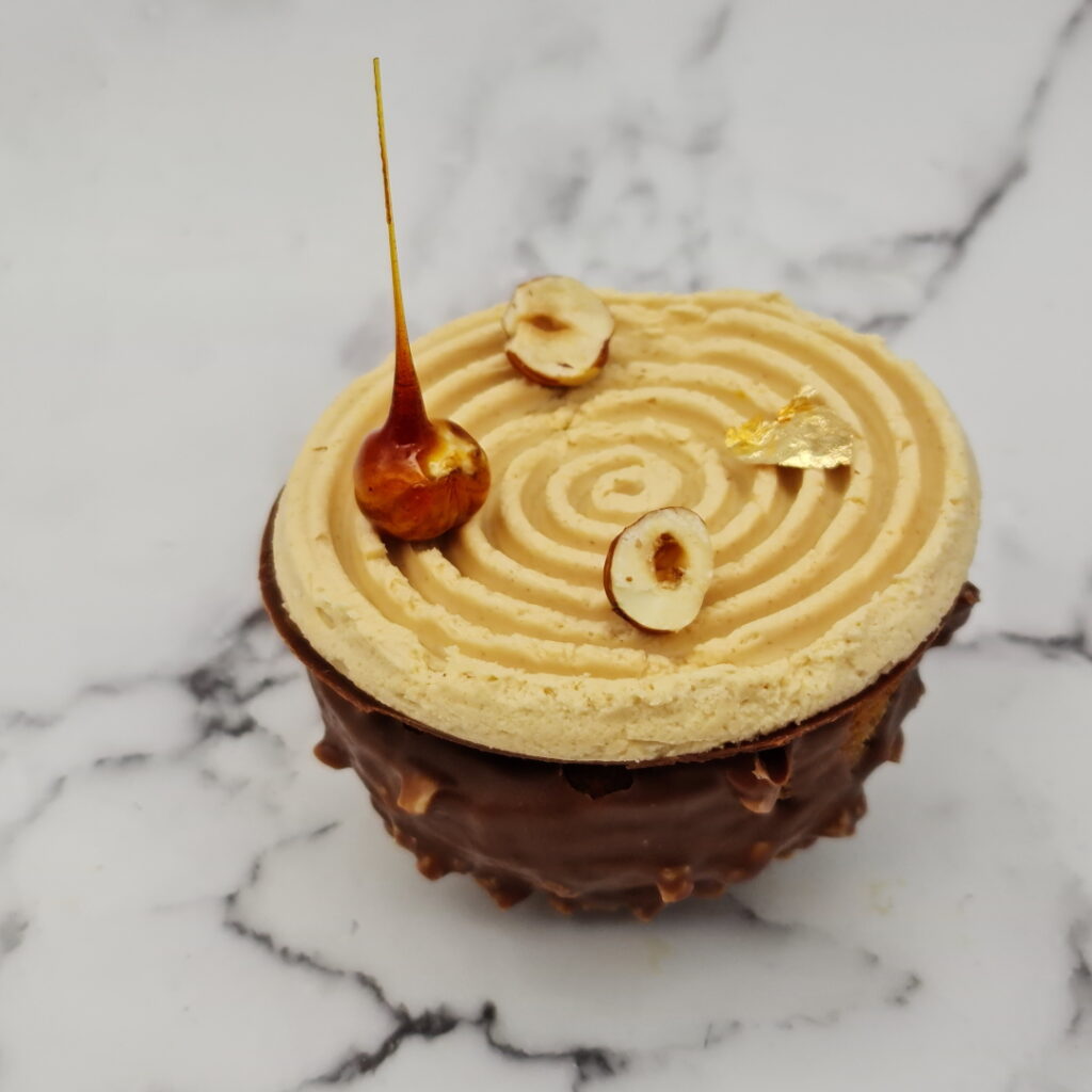 Gâteau praliné avec crème au beurre praliné