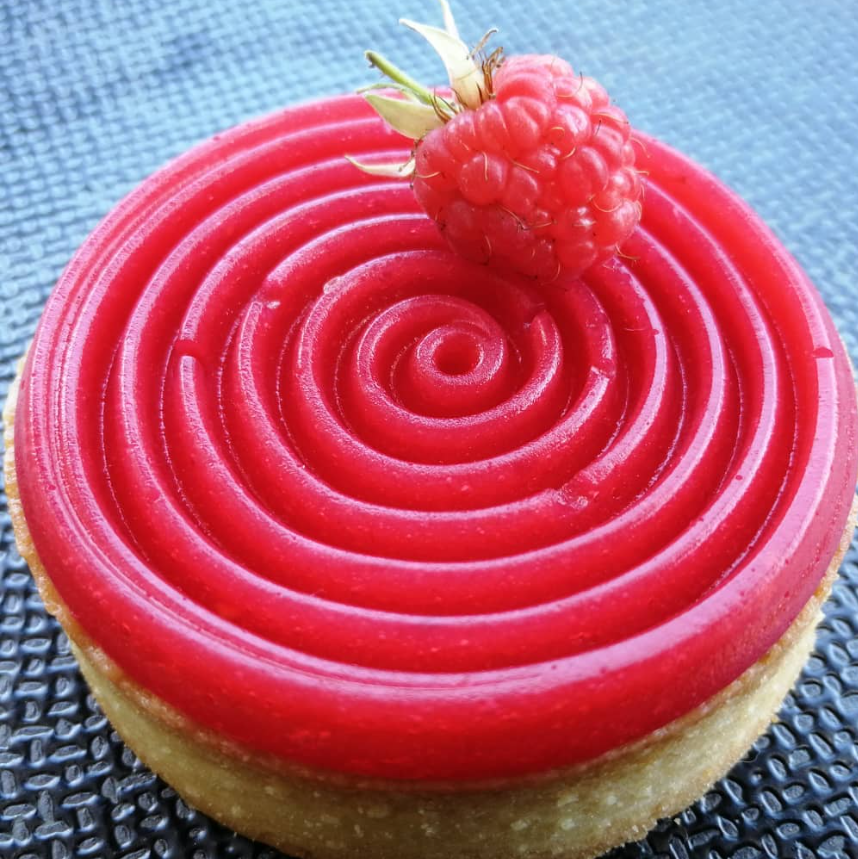 Entremet vanille et cacahuètes avec mousse vanille, praliné